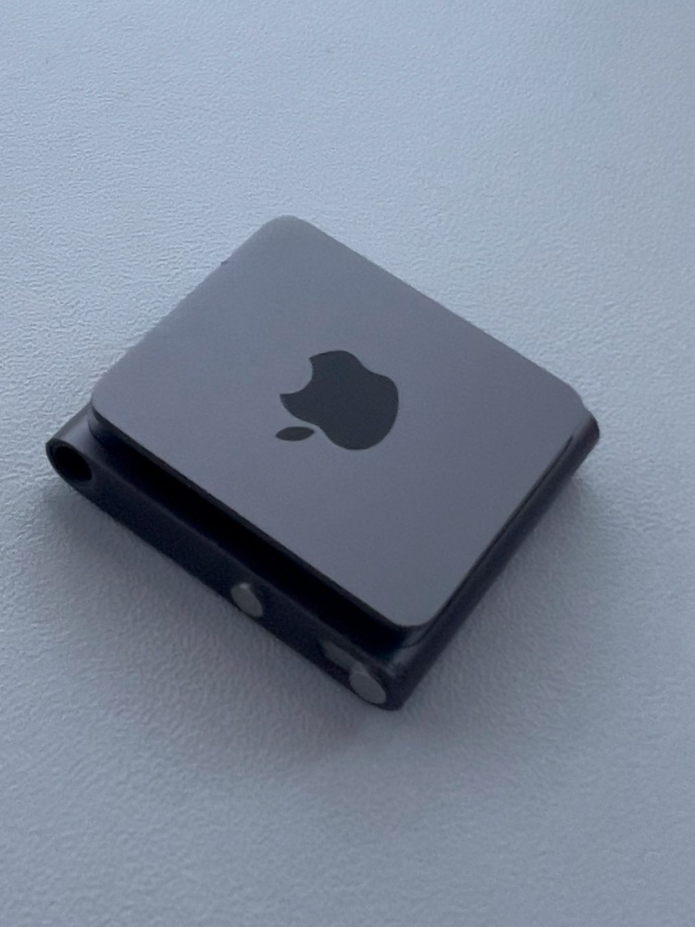 Apple iPod shuffle – 4. Generation – 2 GB – Dark Grey (Gebraucht) in ...