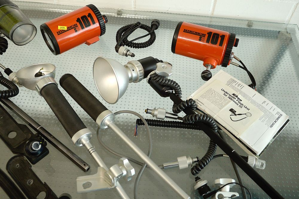 gr. Lot NIKONOS Blitze und Zubehör, gem. Foto, Unterwasser (Gebraucht) in Bubendorf für CHF 34. ...