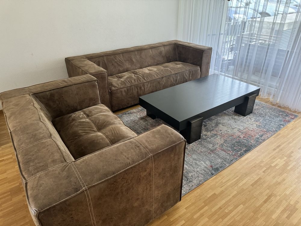 2-er und 3-er Sofa Wildleder mit Tisch | Kaufen auf Ricardo