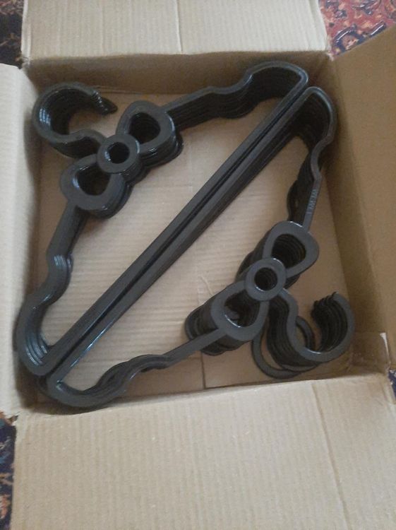 Plastic 25 Pack Premium Hangers for Hanging Clothes (Neu (gemäss ...