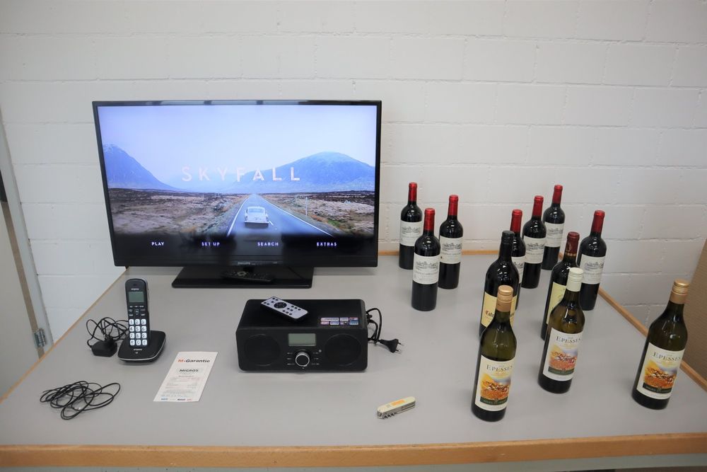 TV Philips, DAB+ Radio i-Connex + 1 Partie Weine (Gebraucht) in Basel ...