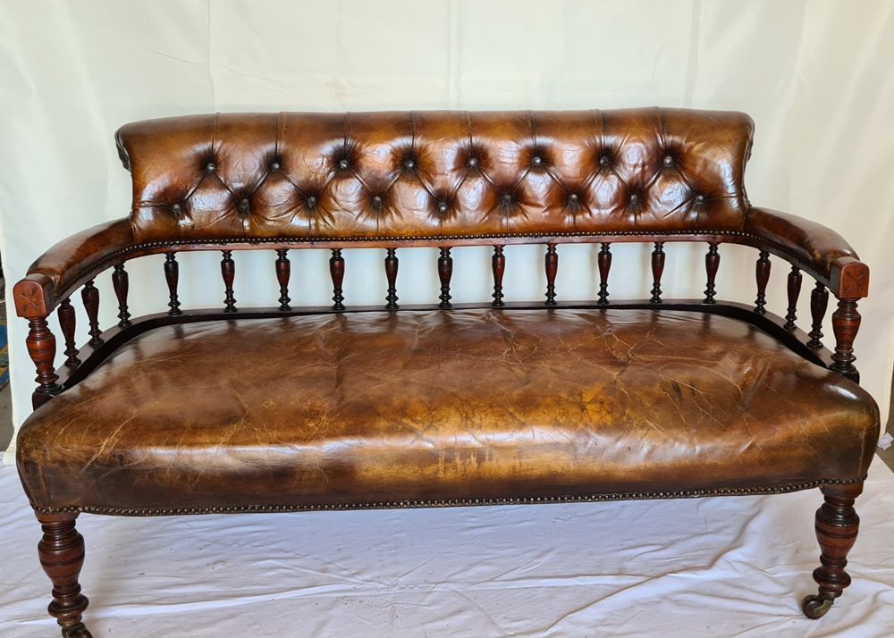 Lot de 10 articles (canapé, table, coiffeuse, chaises, etc.) (D ...
