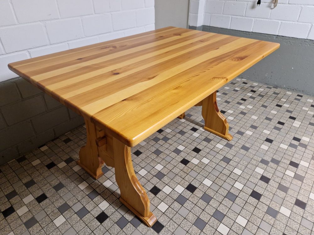 Massiver Holztisch mit drei passenden Stühlen & Eckbank (Gebraucht) in Thalwil für CHF 100 – nur ...