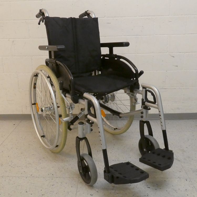 Rollstuhl B&B, SB 41 cm, Zusatzbremsen, nur CHF 219 (Gebraucht) in Lengnau für CHF 219 – mit ...