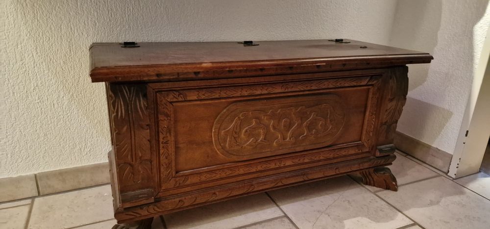 Coffre ancien sculpté en bois massif (Gebraucht) in Villeret für CHF 90 – nur Abholung auf ...