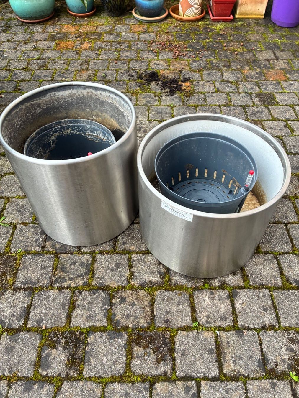 2er Set: Moderne Pflanzgefässe aus Metall, auf Rollen. (Gebraucht) in Freienbach für CHF 22 ...
