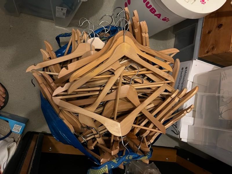 Voller Sack mit Holzbügel ab CHF 1 (Gebraucht) in Horgen für CHF 51 ...