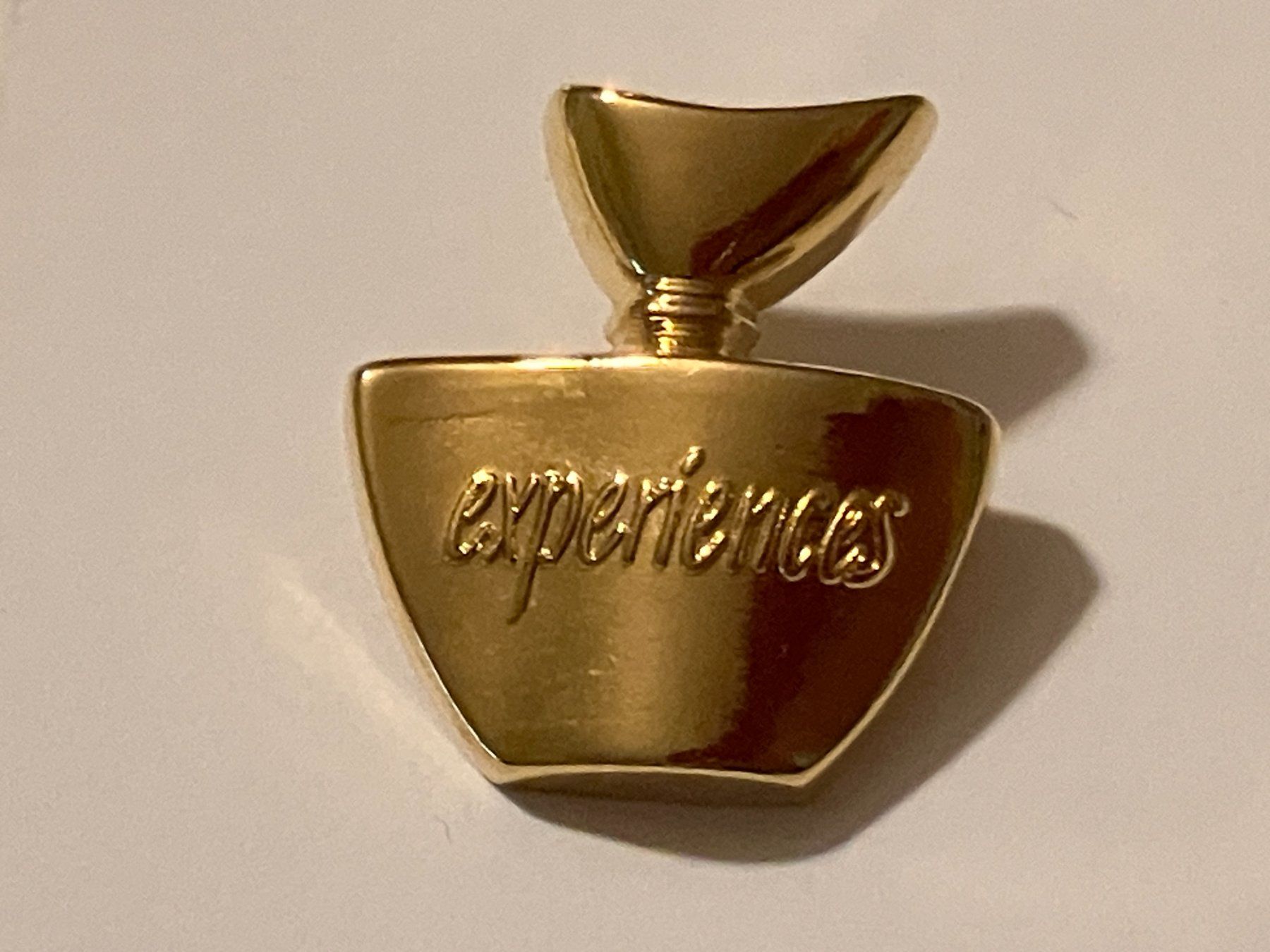 1 Pin Parfum Experiences (Gebraucht) in Basel für CHF 1 – mit Lieferung ...