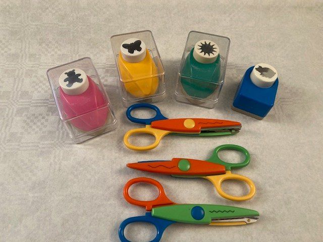 4 Motivstanzer + 3 Bastelscheren + div. Bastelmaterial | Kaufen auf Ricardo