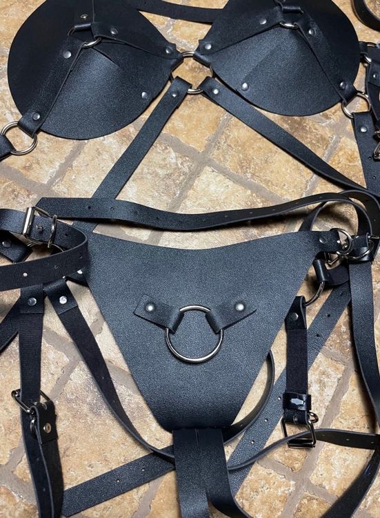 Fetish Set Lingerie Pelle Ecco Nera con Fibbie e Anelli (Neu und ...