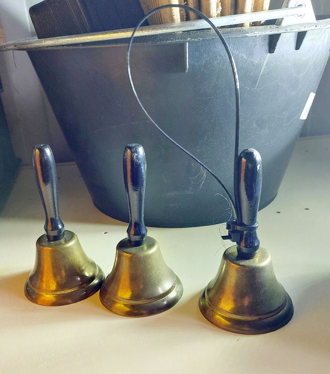 4 Glocken aus Metall (Gebraucht) in Madetswil für CHF 20 – mit ...