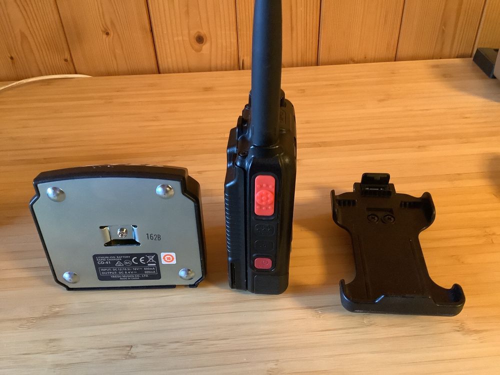 YAESU FT5D mit SSM-17A, CD-41, SAD-25, Gürtelclip topZustand | Kaufen auf Ricardo
