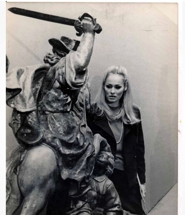 Presse Foto Ursula Andress 1966 in Bern an Antiquitätenmesse (Gebraucht ...