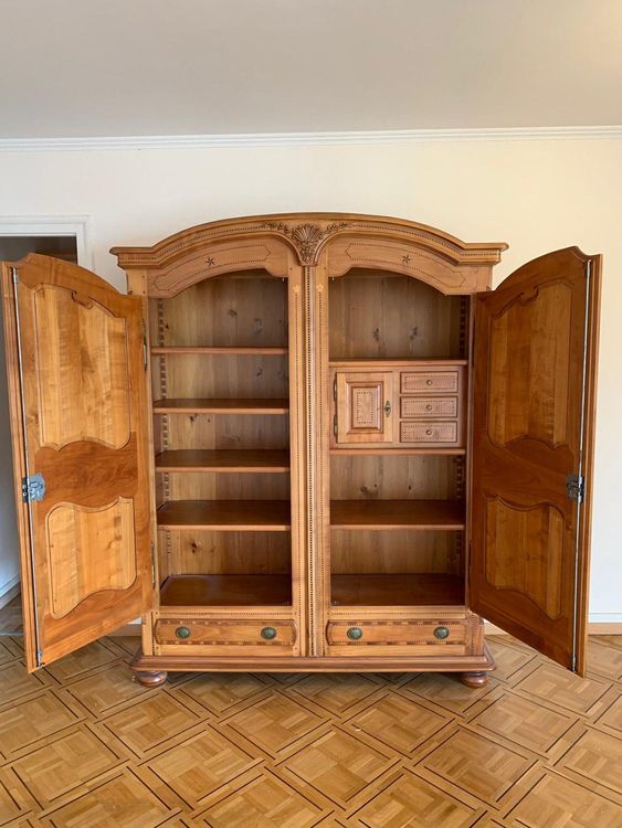 Armoire fribourgeoise typique année 1940 (D'occasion) à Renens VD pour CHF 4000 – avec livraison ...