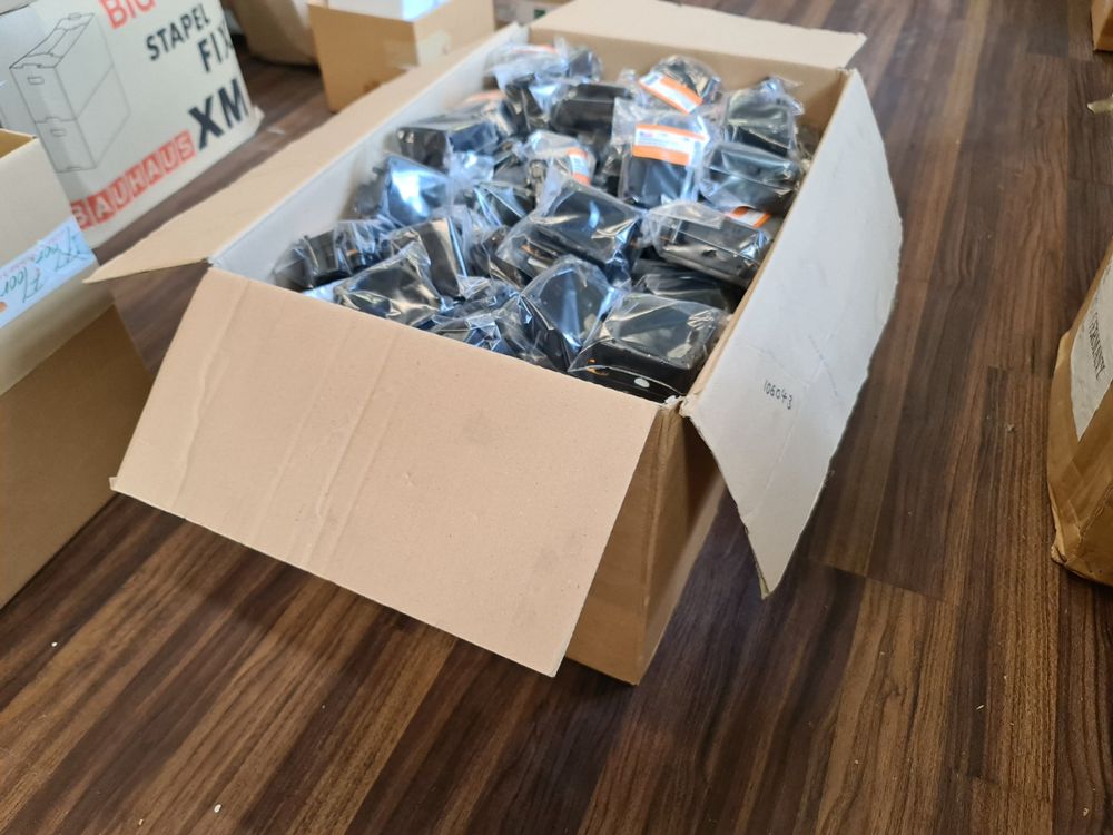 grosser Posten Geräteeinbau Dosen schwarz ab 1.- (Neu und originalverpackt) in Krinau für CHF 33 ...