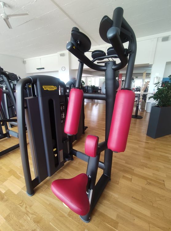 Technogym Selection 900 Rear Delt Reverse Fly Kraftgerät | Kaufen auf Ricardo
