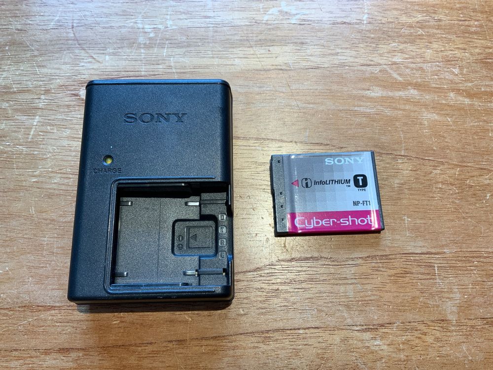 Sony Ladegerät N50 + Akku T-Type (Gebraucht) in Buckten für CHF 1 – mit ...