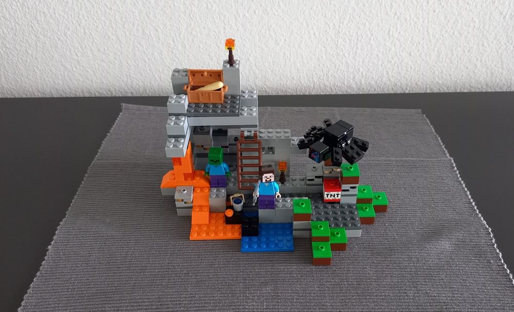 Lego Minecraft 21113 und 21141 (Gebraucht) in Emmenbrücke für CHF 32 ...