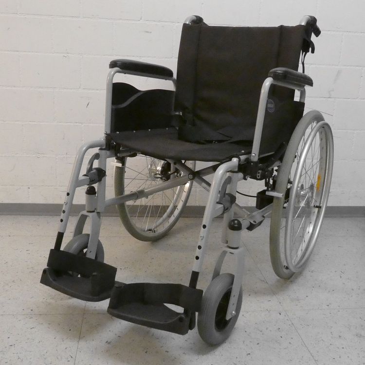 Rollstuhl Invacare SB 48 cm, Zusatzbremsen, nur CHF 189 (Gebraucht) in Lengnau für CHF 189 – mit ...