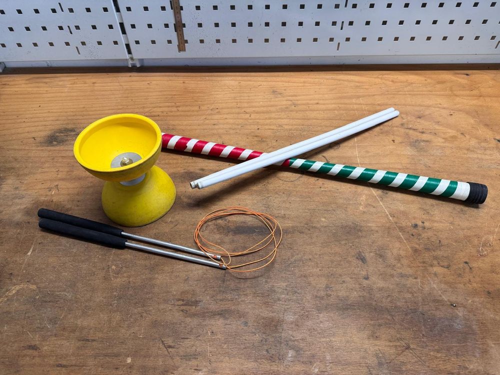 Diabolo Circus und Devil Stick Fantasy (Gebraucht) in Altendorf für CHF 25 – mit Lieferung auf ...