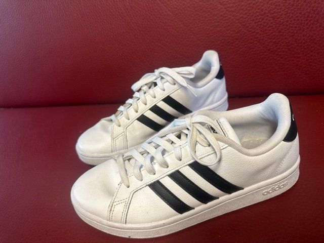 ADIDAS SNEAKERS 39 1/3 (Gebraucht) in Lömmenschwil für CHF 11 – mit ...