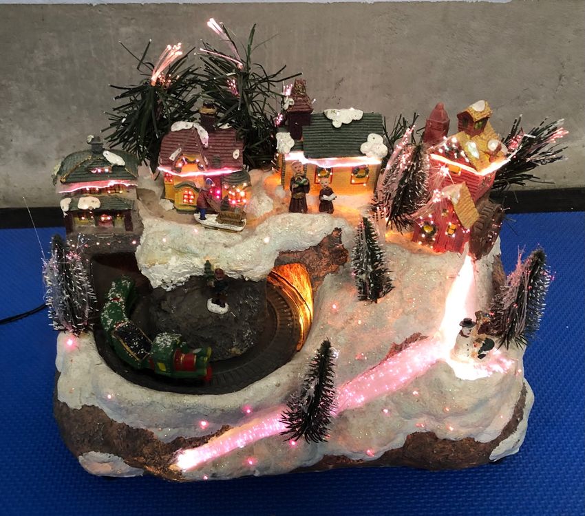 Weinachtsdorf mit beweglichen Zug (Gebraucht) in Therwil für CHF 20 – nur Abholung auf Ricardo ...