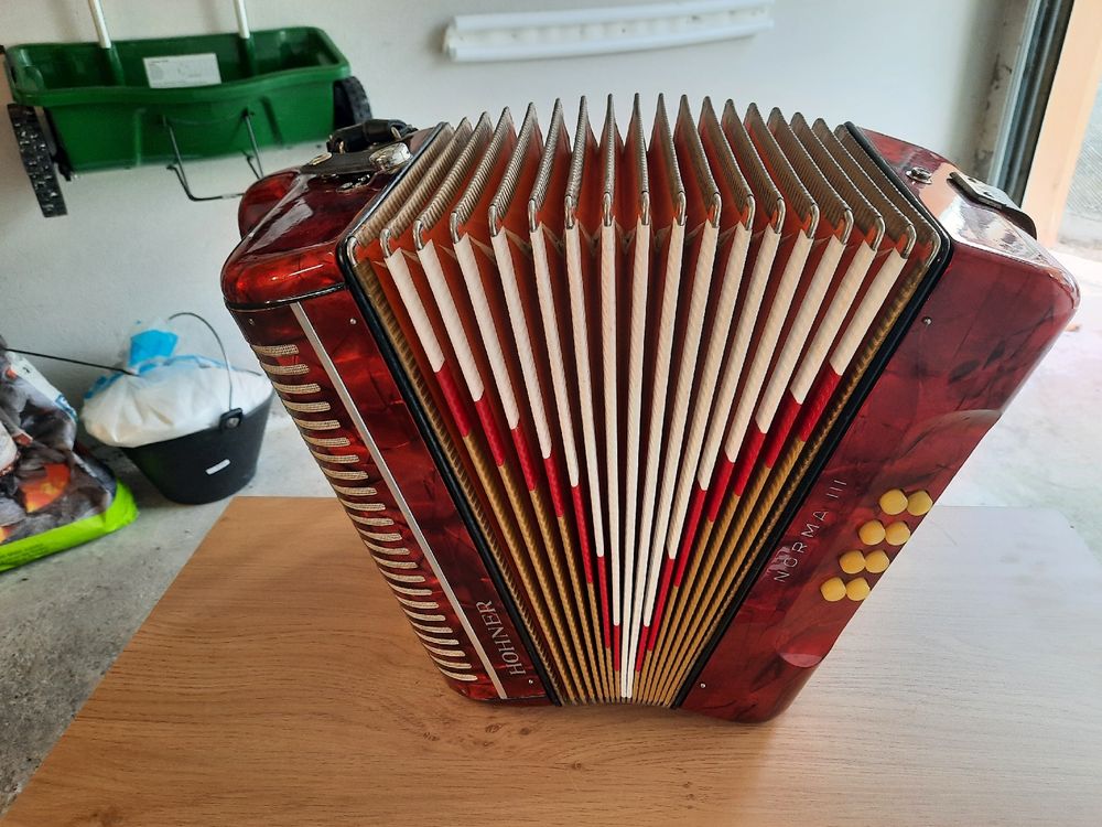 Handharmonika marke Hohner Norma III (Gebraucht) in Dübendorf für CHF 220 – mit Lieferung auf ...