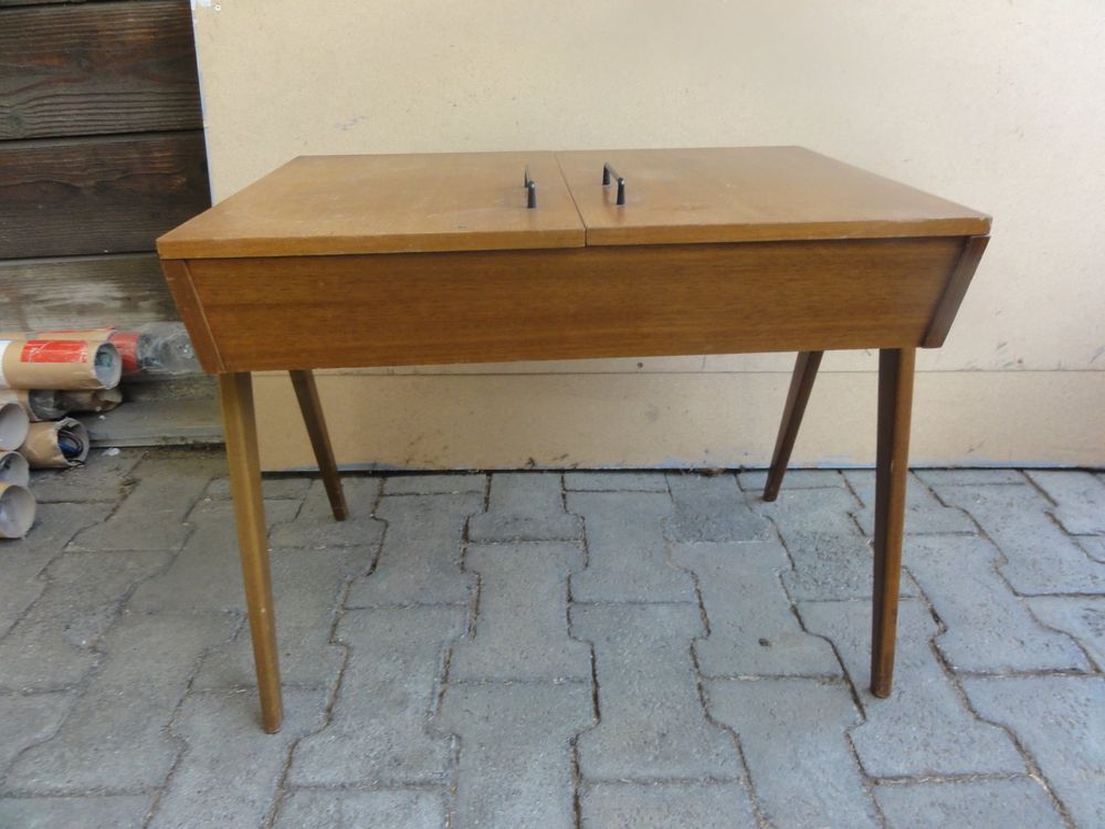 Alter Nahkasten Mit Beinen