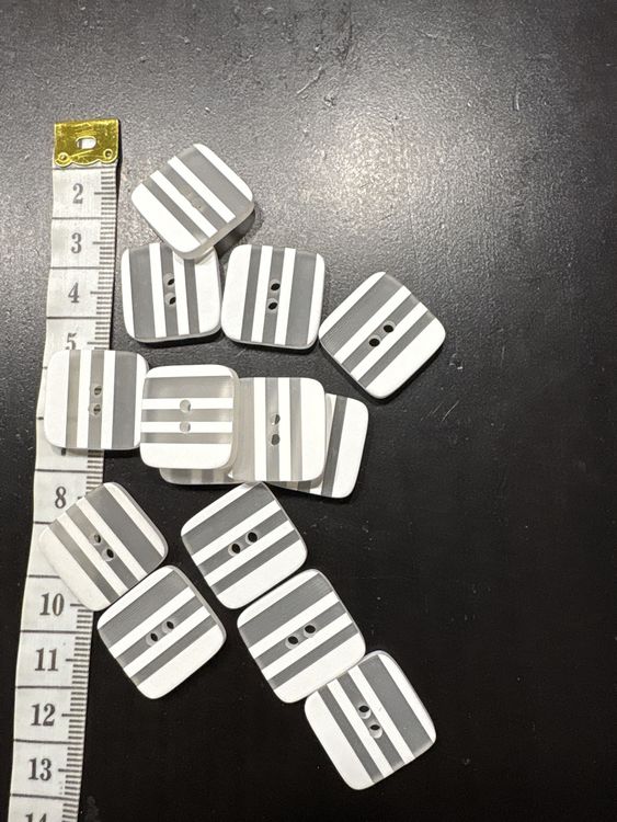 Knöpfe weiss gestreift (Neu (gemäss Beschreibung)) in Anglikon für CHF 3 – mit Lieferung auf ...