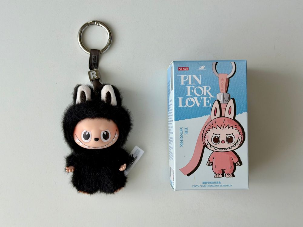 original Labubu (The Monsters) Pin for Love R (respect) blac (Neu und ...