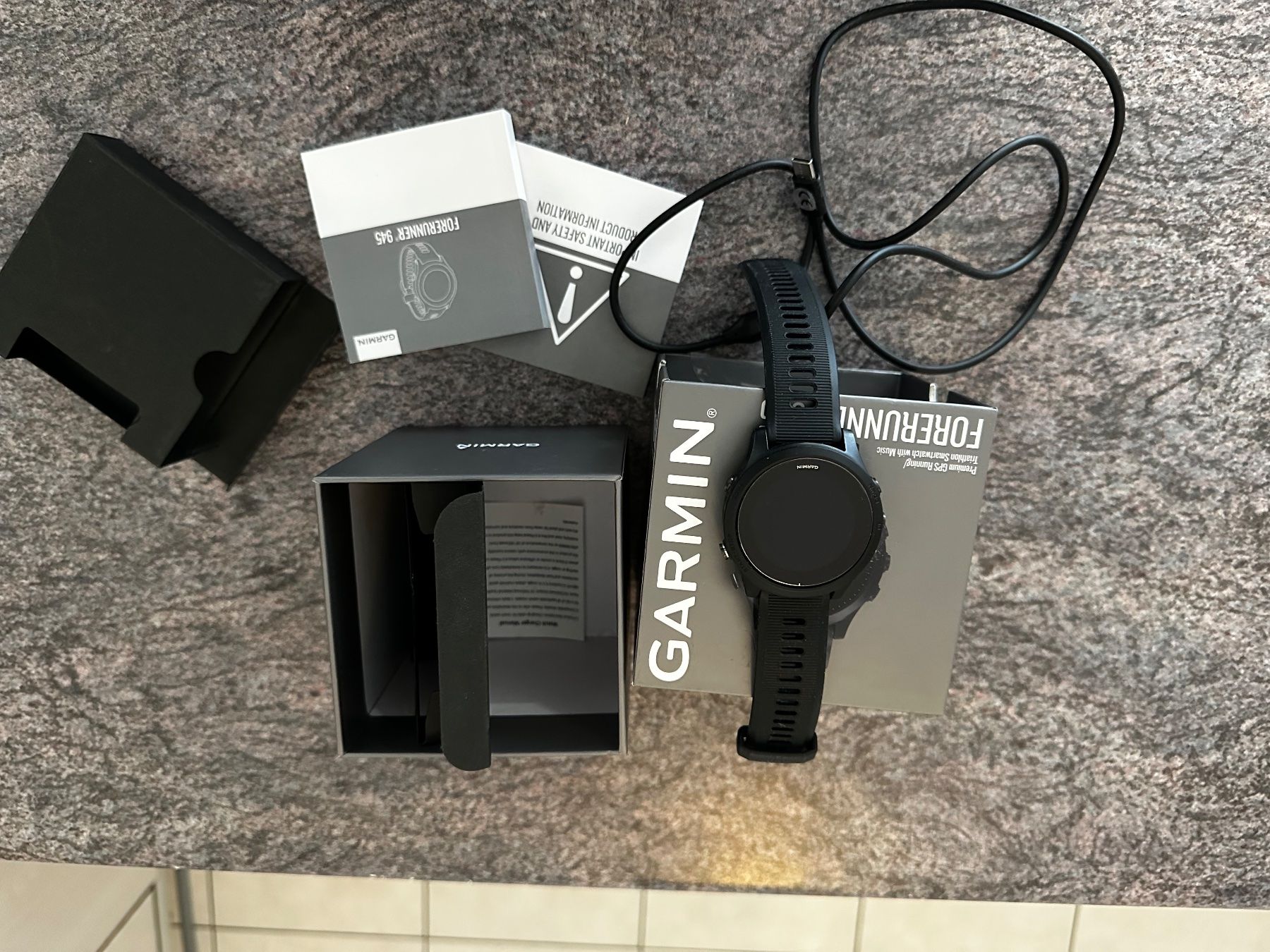 Garmin Forerunner 945 - Montre GPS Triathlon/Course (Neu (gemäss ...