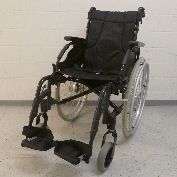 Rollstuhl Invacare SB 40 cm, nur CHF 209 | Kaufen auf Ricardo