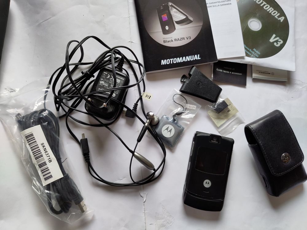 Motorola RAZR V3 Black - Handy mit Zubehör von 2005 (Defekt) in ...