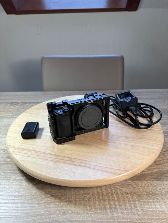 Sony alpha 6400 + Cage + chargeur, 2 batteries (Gebraucht) in Versoix ...