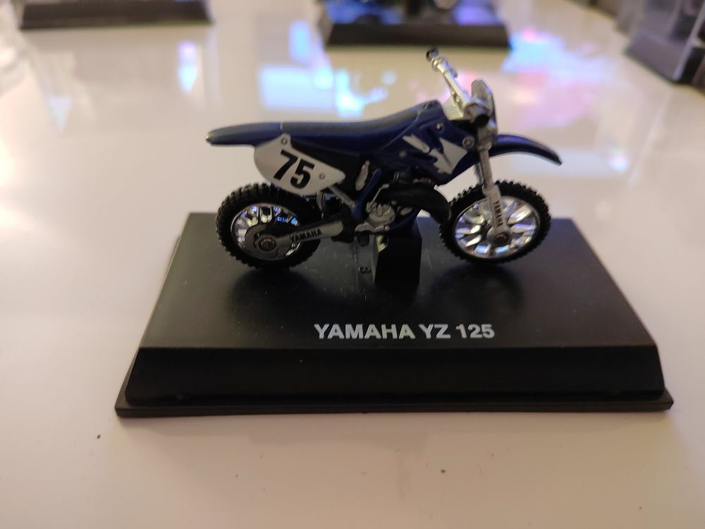 New Ray Motorrad-Modelle 1:24 - 2 Yamaha, eine Vespa | Kaufen auf Ricardo