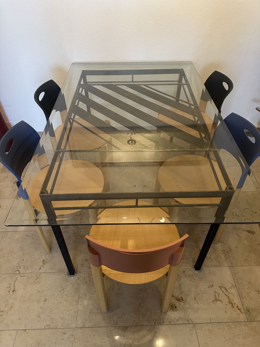 Esstisch mit Glasplatte und 5 Stühlen aus Holz. Top Zustand! (Neu ...