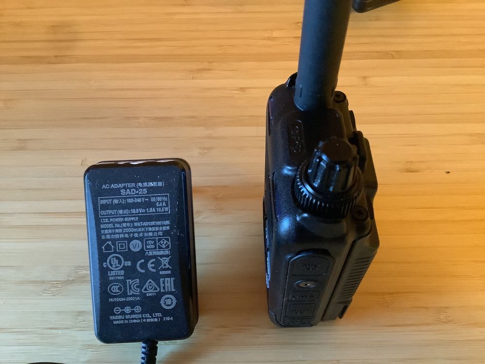 YAESU FT5D mit SSM-17A, CD-41, SAD-25, Gürtelclip topZustand | Kaufen auf Ricardo