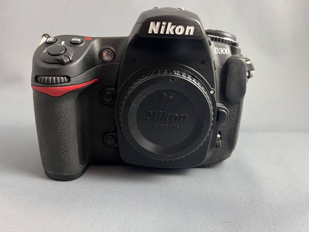 Nikon D300 avec 3 accus et accessoires (Gebraucht) in Boudry für CHF ...
