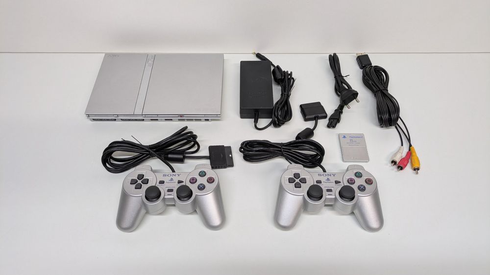 PlayStation 2 Slim Silver mit 2 Controller ORIGINAL (Gebraucht) in Menziken für CHF 145 – mit ...