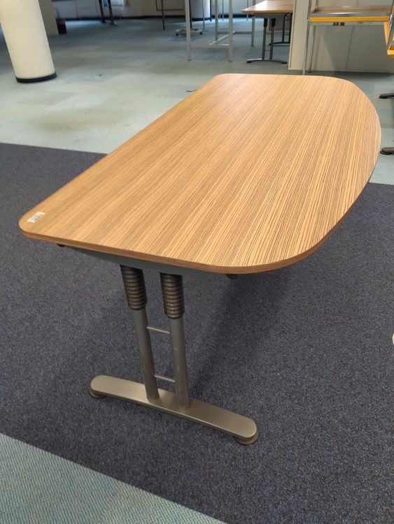 Höhenverstellbare Pults mit Nussbaum-Optik (Gebraucht) in Zürich für ...