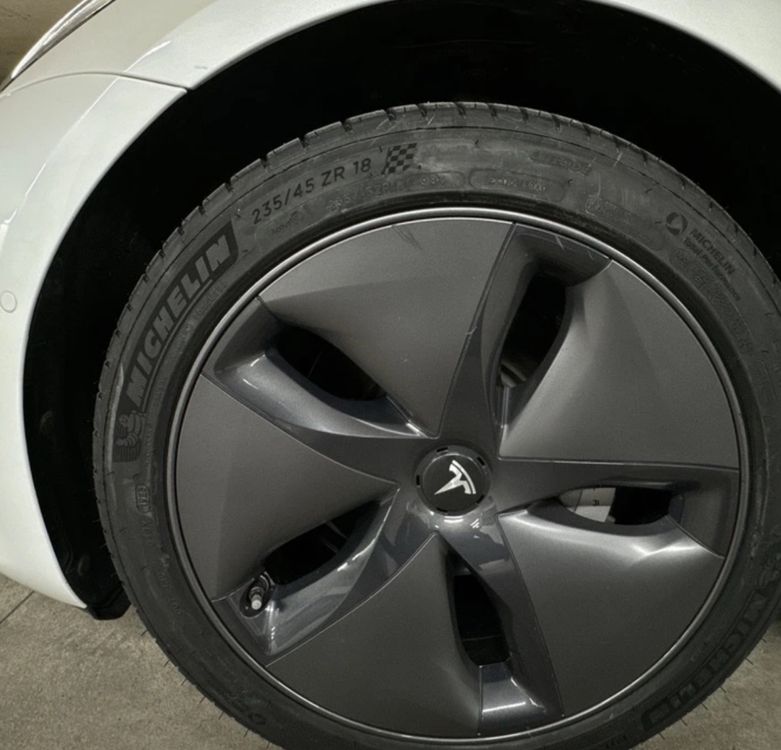 Original Tesla Model 3 Felgen - 18" und neue Winterpneu (Gebraucht) in ...