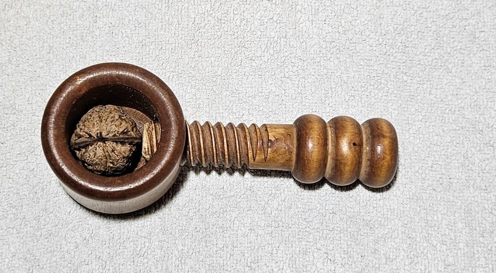 Holz Schraub-Nussknacker (Gebraucht) in Oeschgen für CHF 14 – mit ...