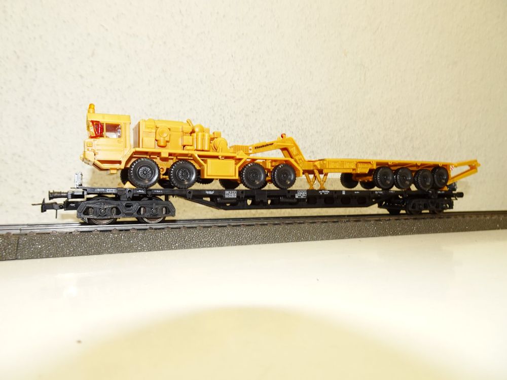 Roco Güterwagen beladen mit Schwerlast LKW HO (2) (Gebraucht) in für ...