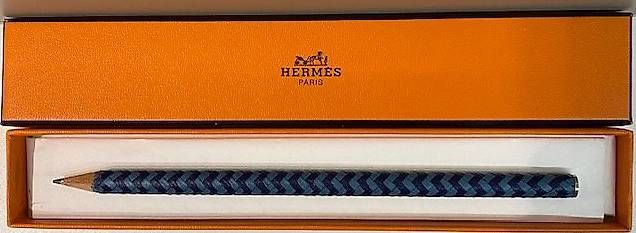 HERMES Stylo tressé en cuir bleu Neuf jamais utilisé (D'occasion) à ...