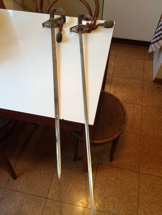 2 Alte Schweizer Degen (Gebraucht) in Zürich für CHF 201 – nur Abholung auf Ricardo kaufen