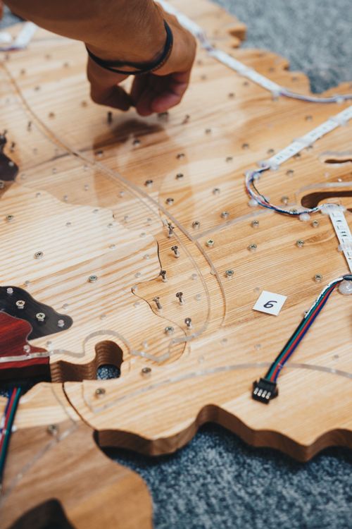 3D-Weltkarte aus Massivholz mit LED-Beleuchtung (Neu und originalverpackt) in Burgdorf für CHF ...