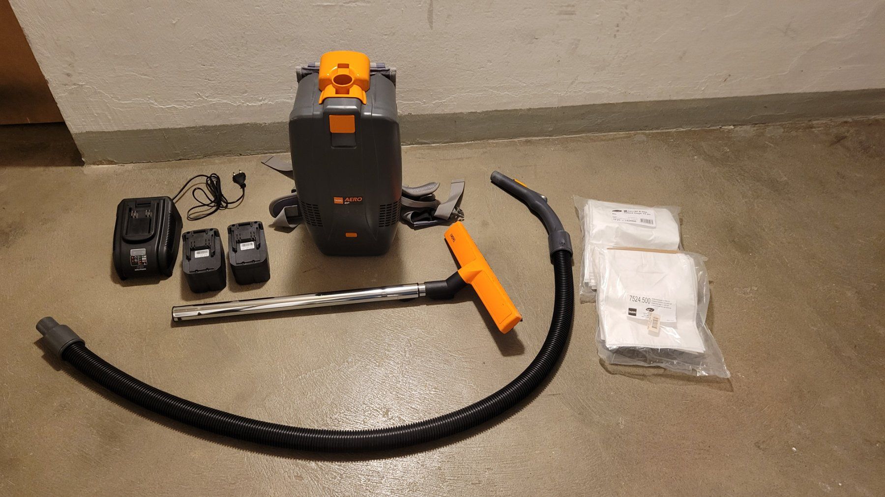 Taski Aero BP Rückenstaubsauger, 2 Akkus, Ladegerät (Gebraucht) in ...