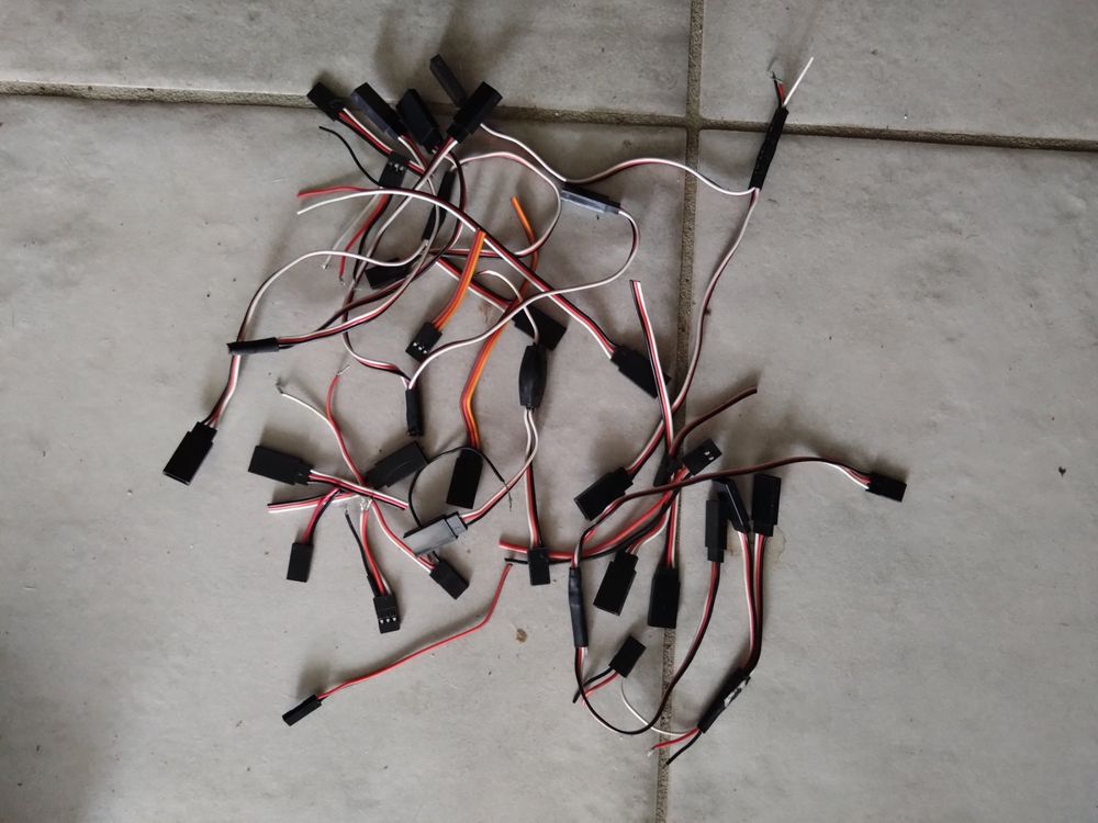 Lot de câbles JR pour modélisme ( tous sectionné) (Defekt) in Begnins ...