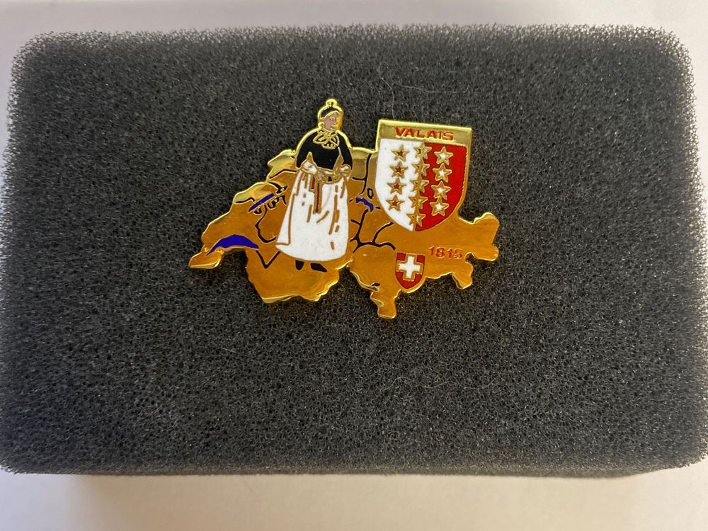 Pin's Valais 1815 - Suisse blason doré carte canton souvenir (Gebraucht ...