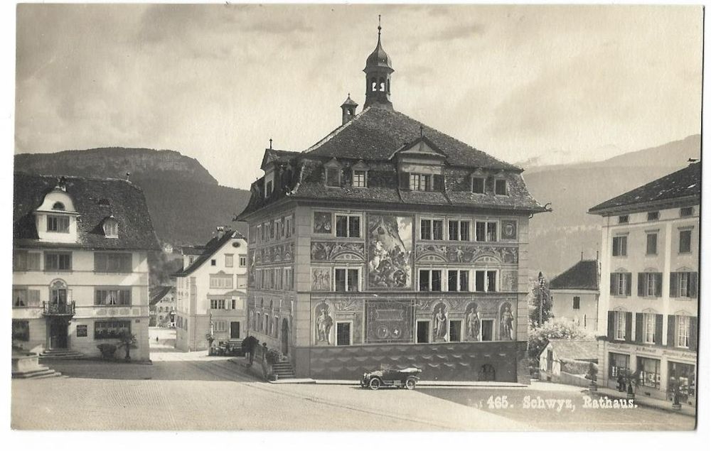 SCHWYZ: Rathaus mit Oldtimer, Foto-AK ~1930 (Gebraucht) in Engelburg für CHF 7 – mit Lieferung ...